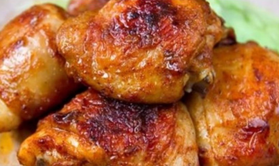 Coxa de Frango assado apenas com 3 ingredientes - Sabores á Mesa